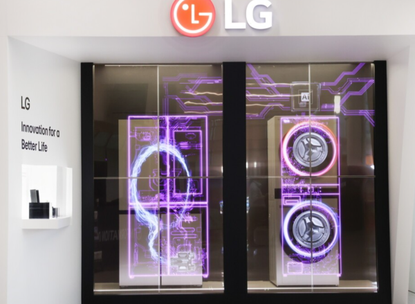 LG전자, APEC K-테크 쇼에 투명 올레드 TV로 만든 초대형 샹들리에 전시