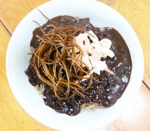 톳이 듬뿍 올라간 짜장면과 전복이 들어간 해물짬뽕